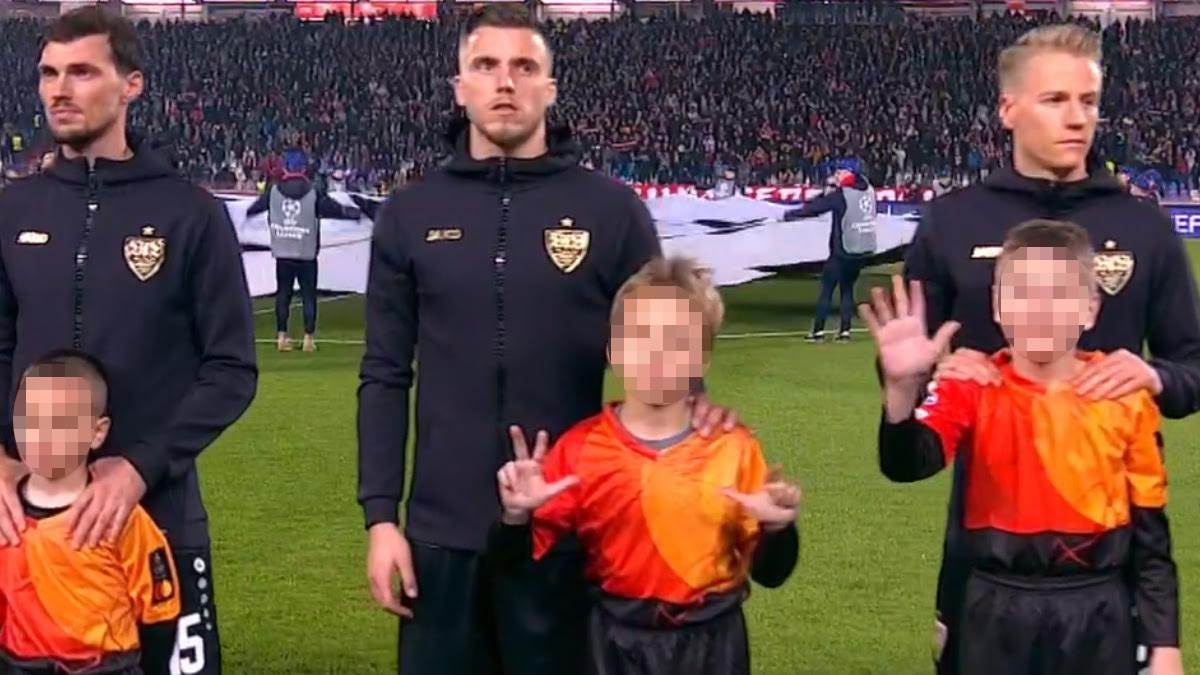 Dečak podigao tri prista ispred Ermedina Demirovića na utakmici Zvezda ...