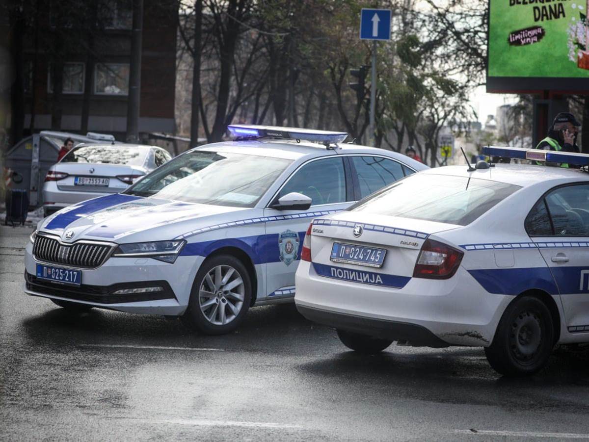 Ko je muškarac koji preti samoubistvom na Ibarskoj magistrali | Mondo