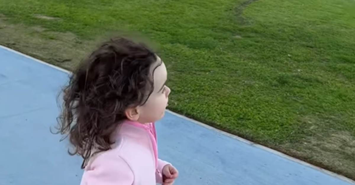 Trogodišnja devojčica opisala kako je to trčati i sada celi svet plače ...