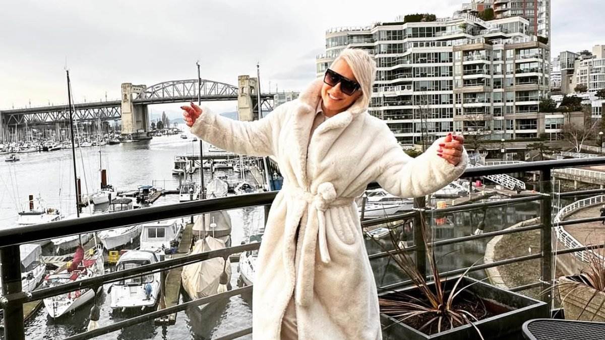 Indira Levak iz benda Colonia nekad pevala na sahranama | Mondo