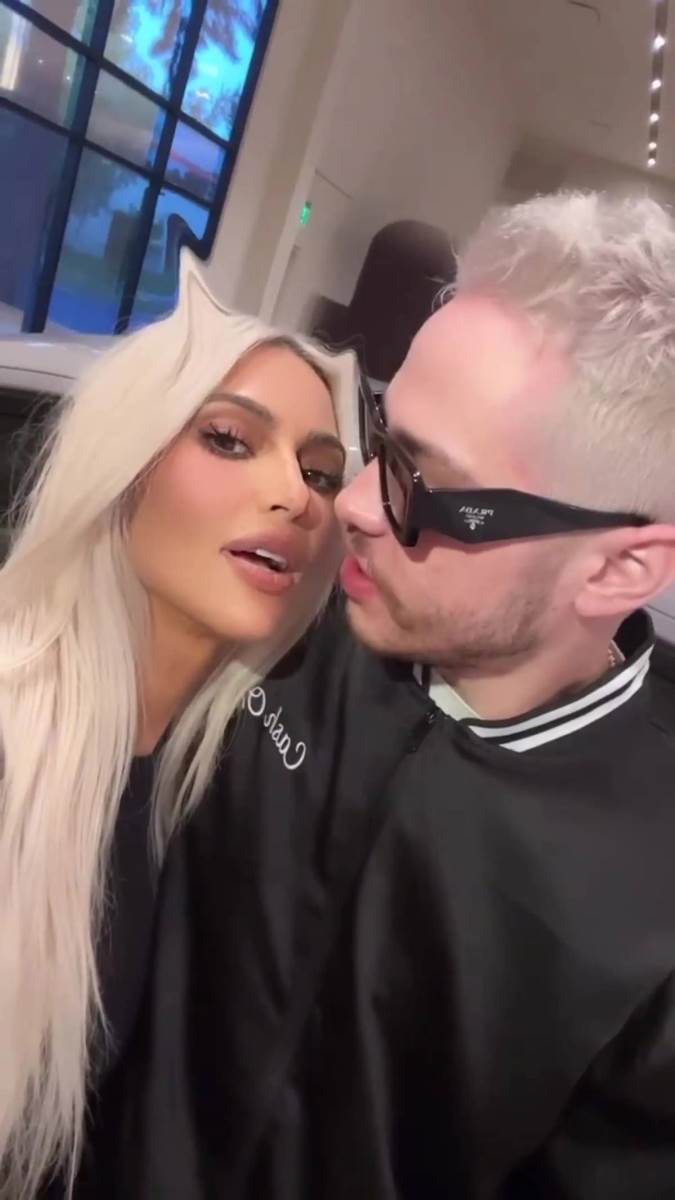 Spustio glavu od sramote: Ovako je bivši dečko Kim Kardašijan reagovao na pomen njenog imena u ...