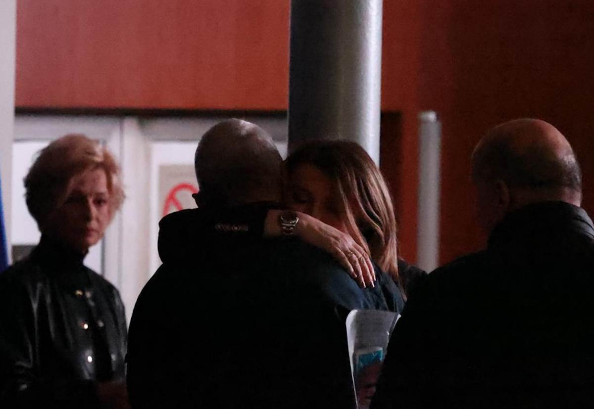 Viki Miljković se slomila iz pesmu A sad adio na komemoraciji brata Vladice | Mondo