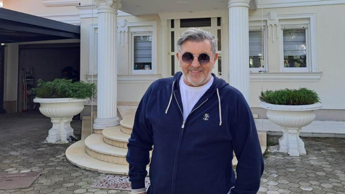 Zavirite u luksuzni dom Šerifa Konjevića: Zlatna ograda, bela vila, bazen, a sve prepisao 18 ...