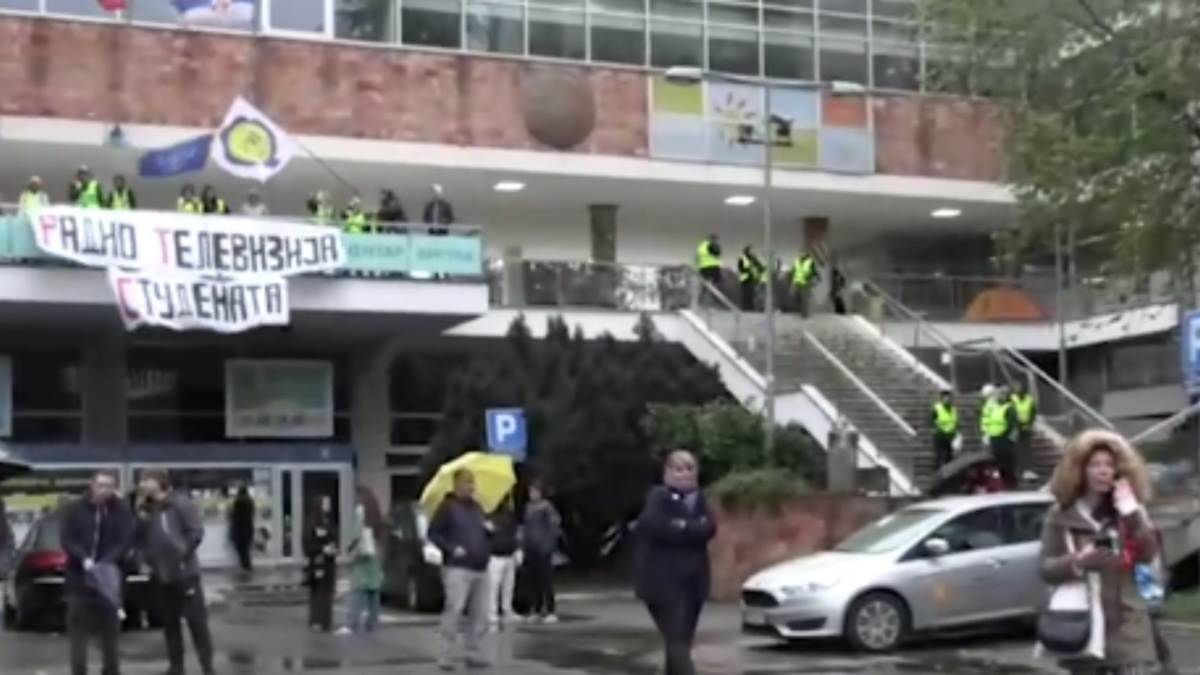 Odblokiran ulaz u RTV, studenti nastavljaju blokadu RTS | Mondo