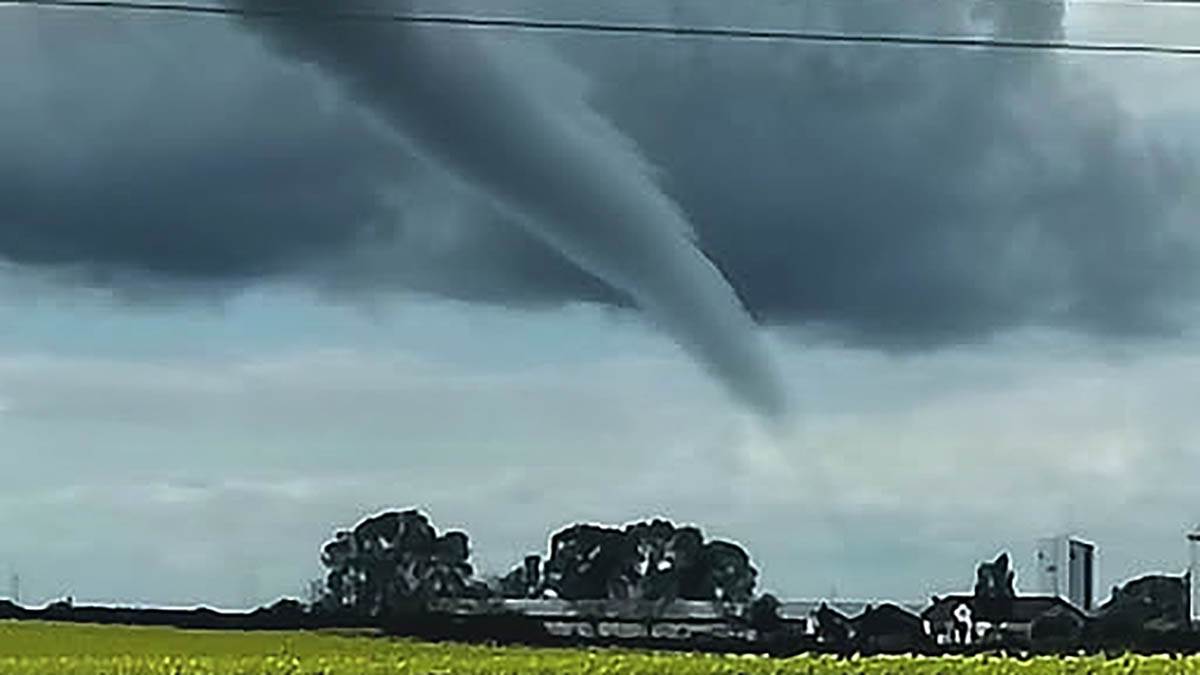 Vazdušni vrtlog na nebu iznad Srbije, ogroman levak kod Bečeja: Građani ...