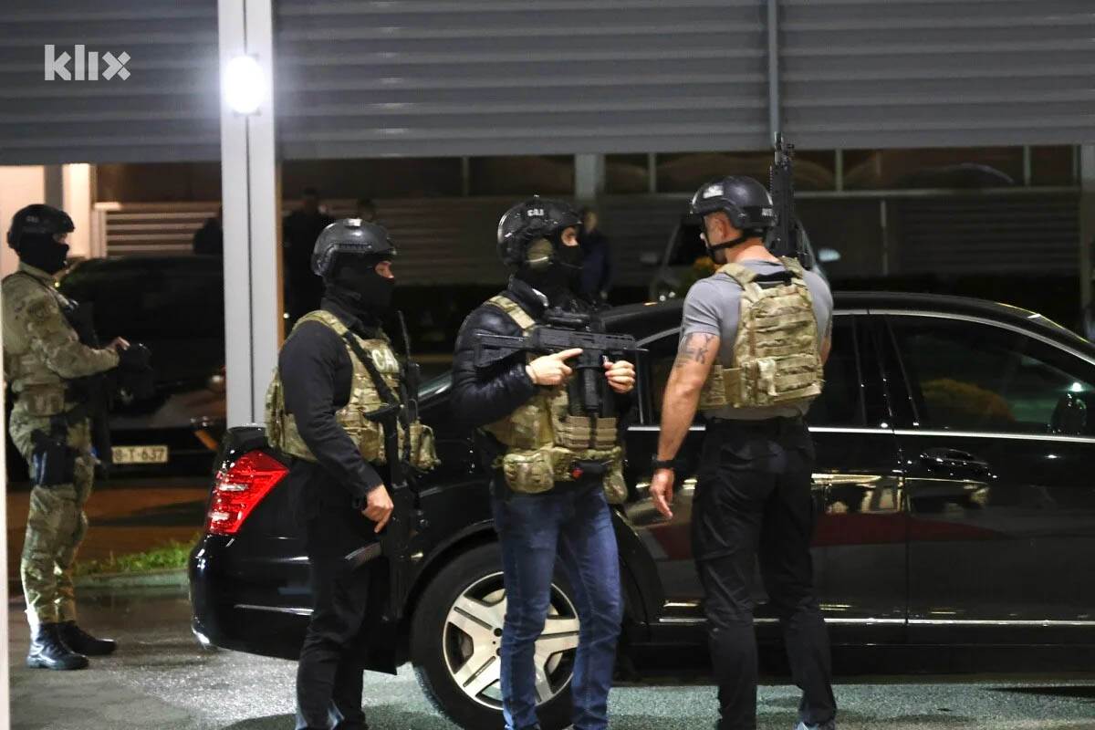 Policija i dalje ispred Vlade RS | Mondo