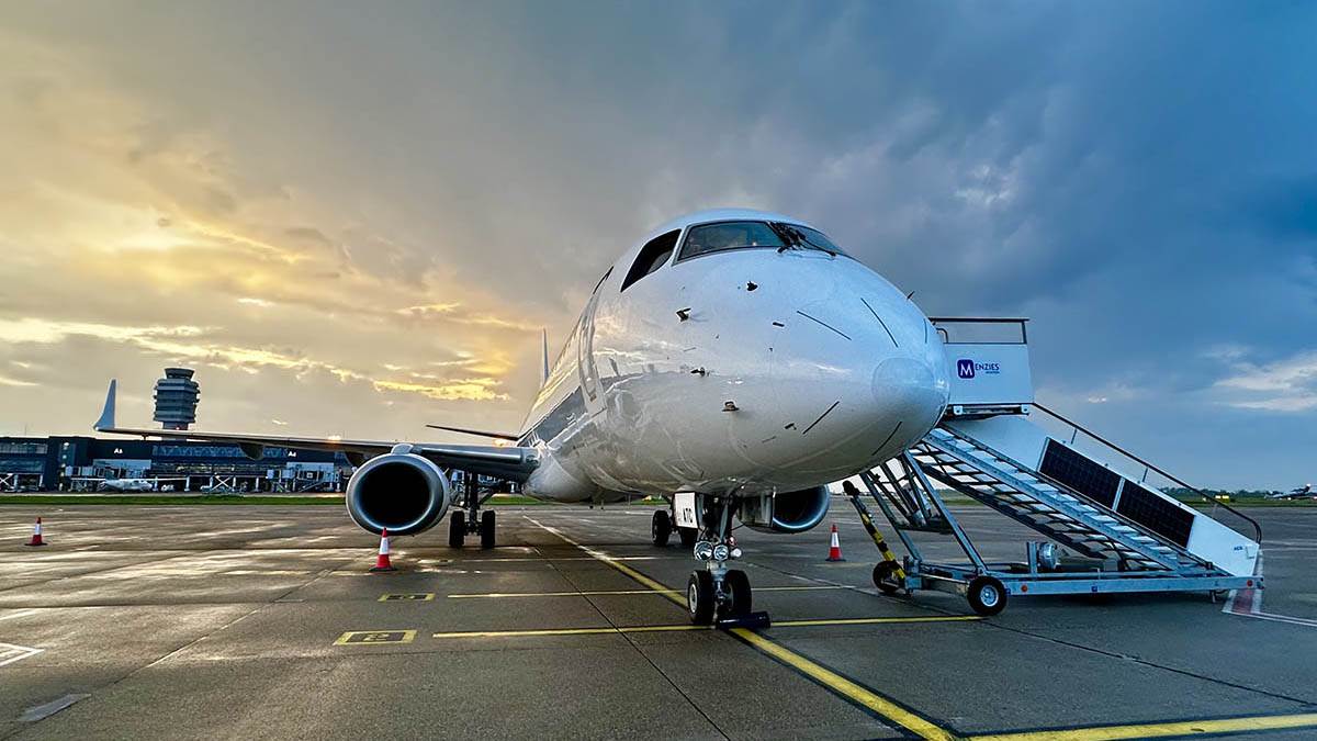 Er Srbija dobila novi avion embraer E 195 | Mondo