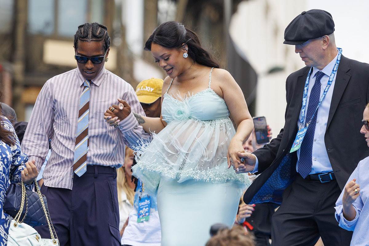 Rijana sa sinovima na premijeri Štrumfova | Mondo