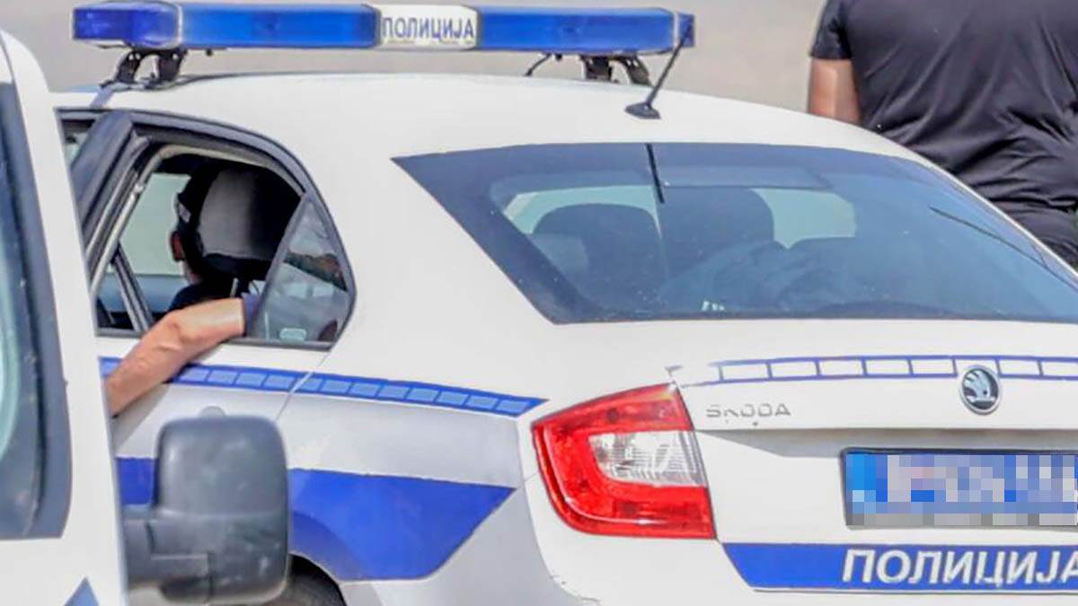 Drama u Beogradu: Polunag muškarac vitlao nožem | Mondo