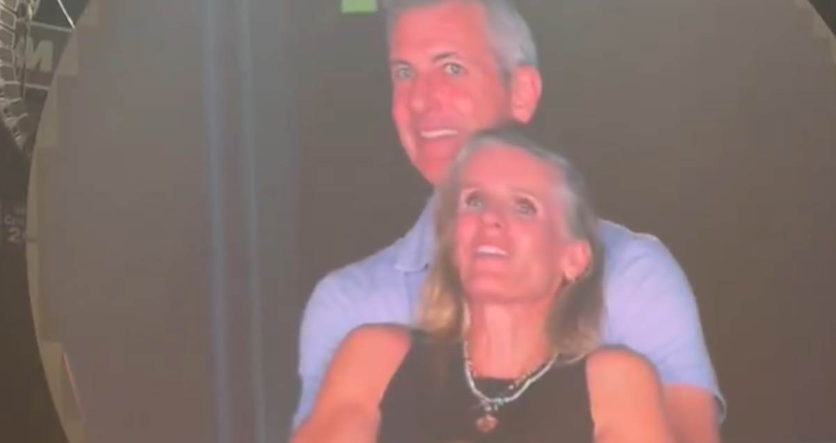 Ko je ljubavnica koja je uhvaćena sa direktorom na Coldplay koncertu ...