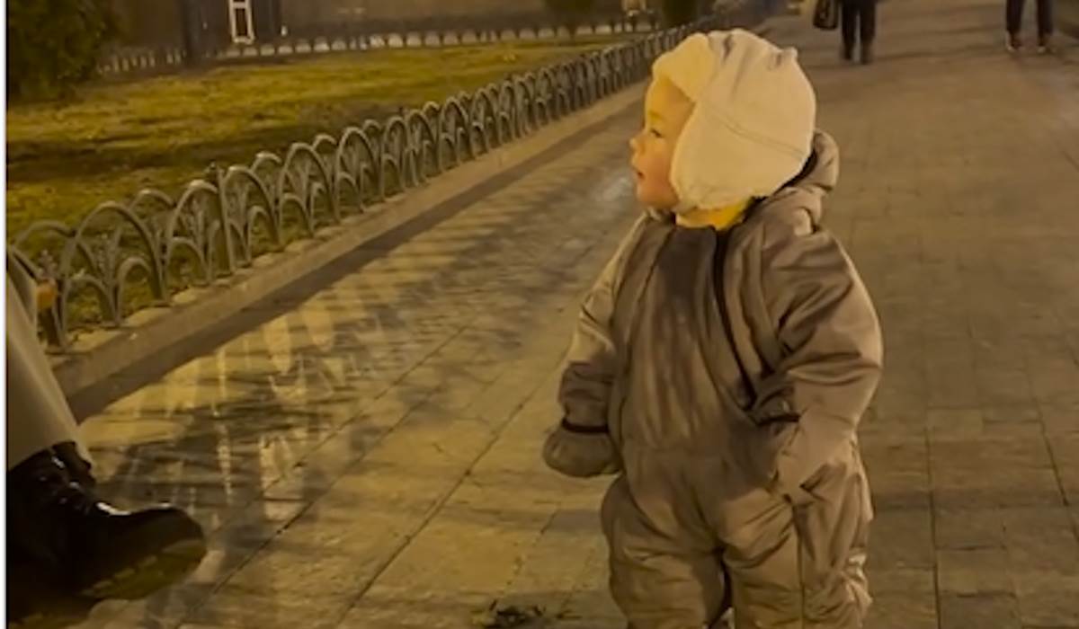 Dečak se zagledao u tri devojke | Mondo