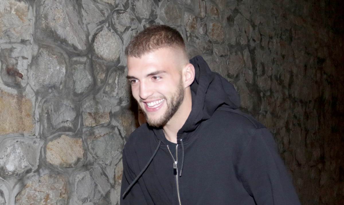 Skinuo se Veljko Ražnatović i pozirao u liftu | Mondo