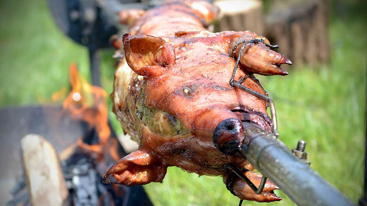 Ljudi peku prase na ražnju nasred ulice u Šapcu | Mondo