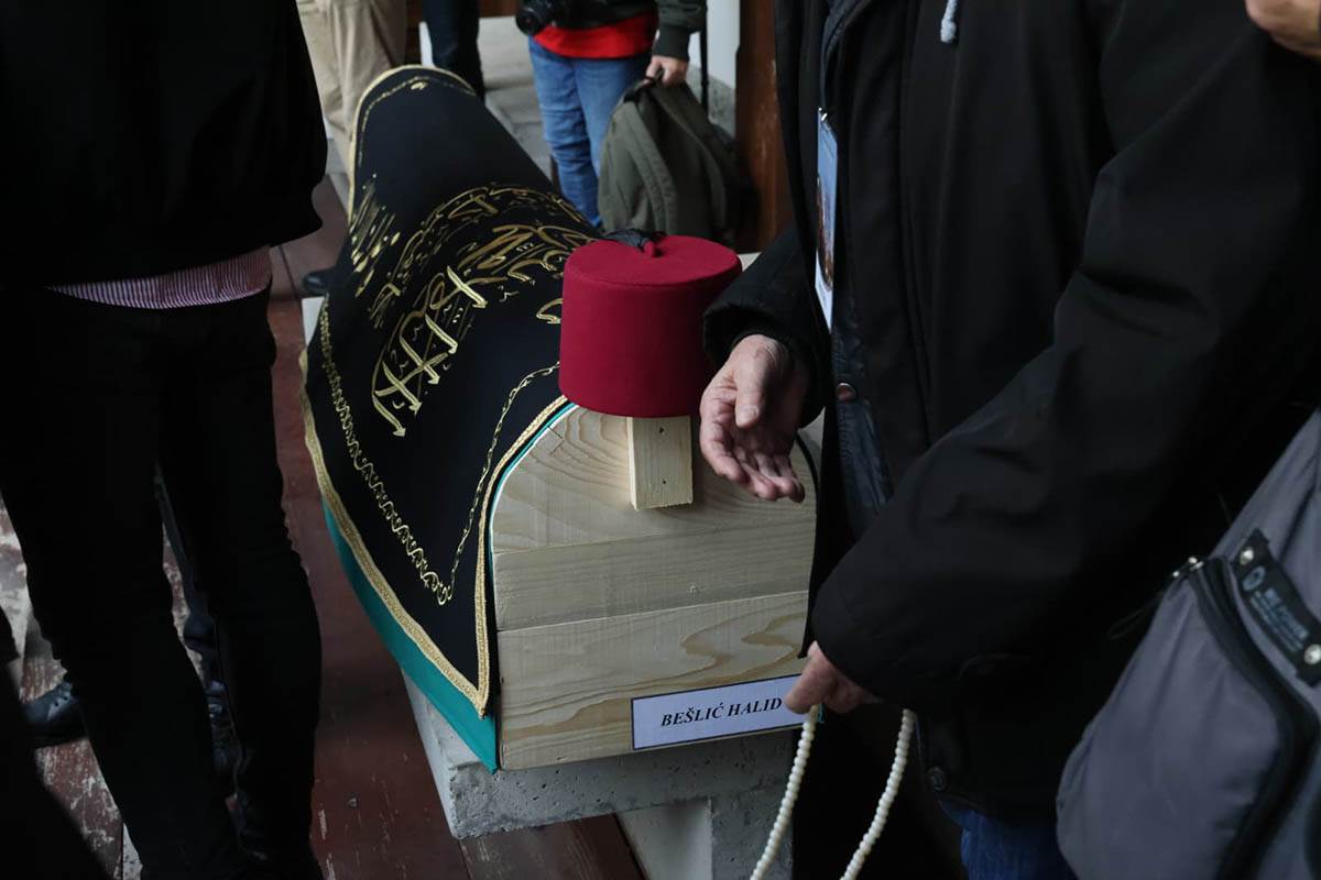 Na Halidovom sanduku posebno obeležje: Ljudi ga nosili s ruke na ruku ...