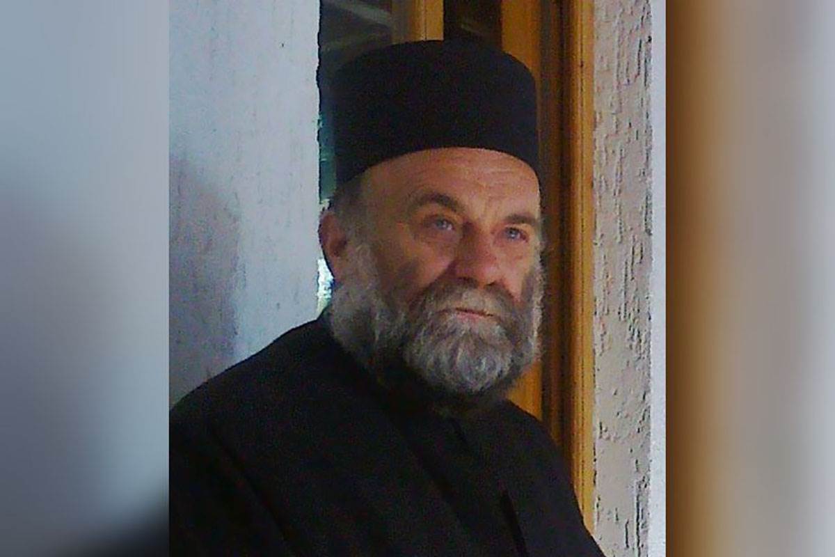 Sveštenik Grozdan Gajić nosi kolica sa kupusom | Mondo