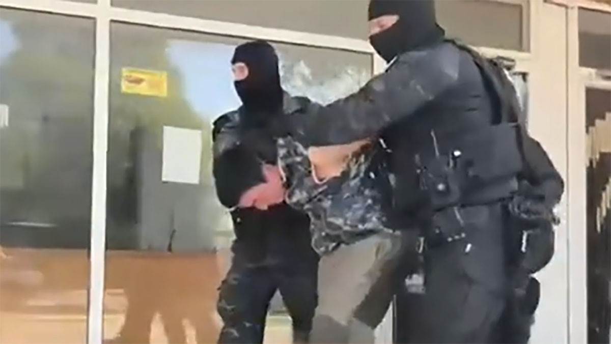 Mladić ubio majku tetku i sestru | Mondo