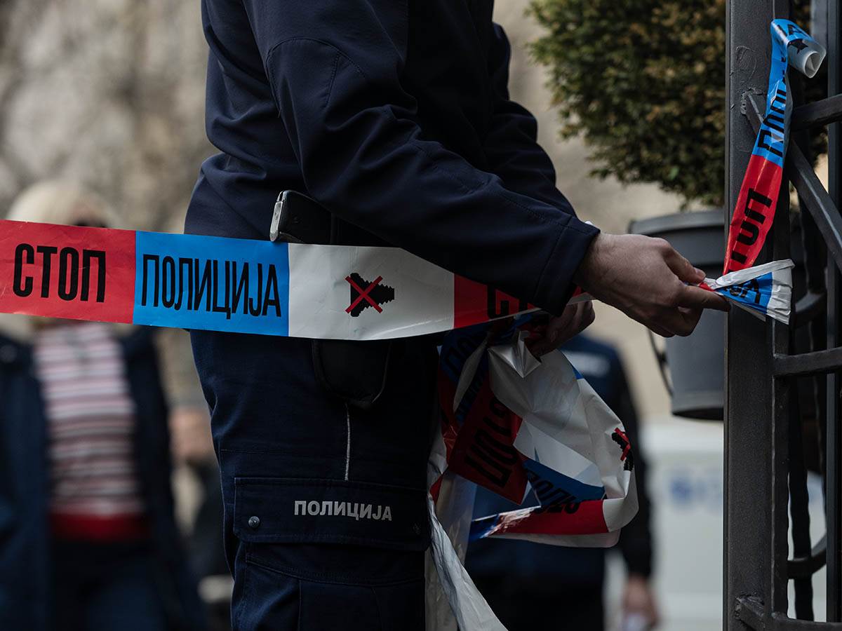 Bačena bomba na lokal u Borči: Geleri leteli na sve strane, kamere ...