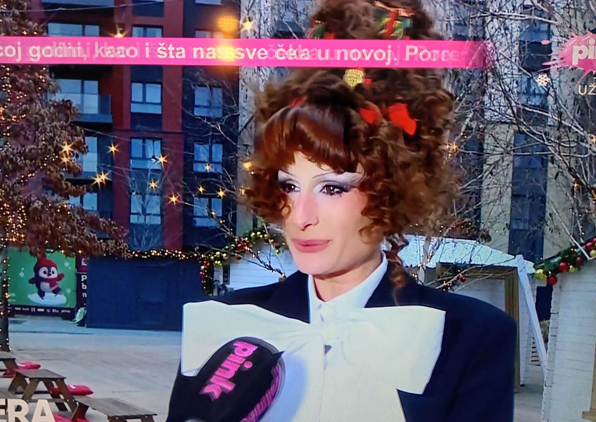 Didi Džej sa fizurom u obliku novogodišnje jelke najavila iznenađenje ...