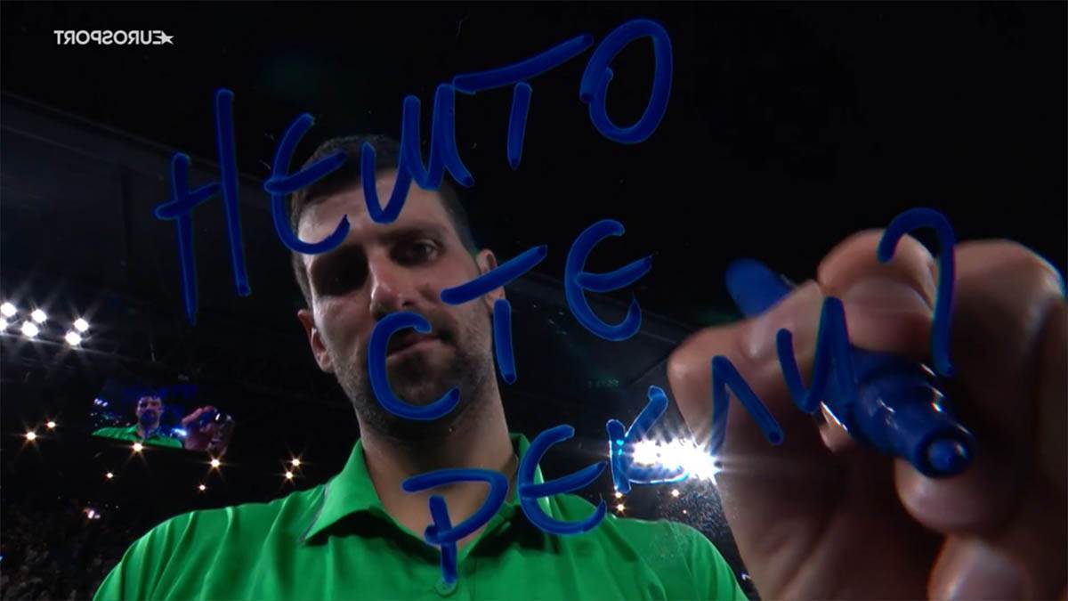 Novak Đoković poruka ćirilicom na kameri | Mondo