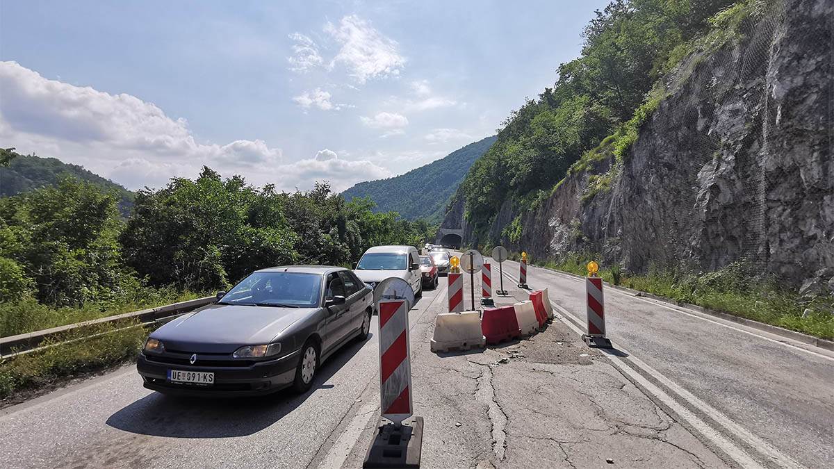 Obustavljanje saobraćaja na deonici puta Požega - Ivanjica 15. marta ...