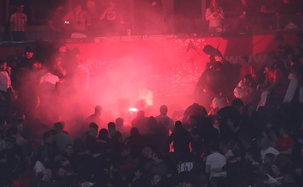 Snimci tuče večiti derbi: Delije i žandarmerija se sukobili u Areni | Mondo