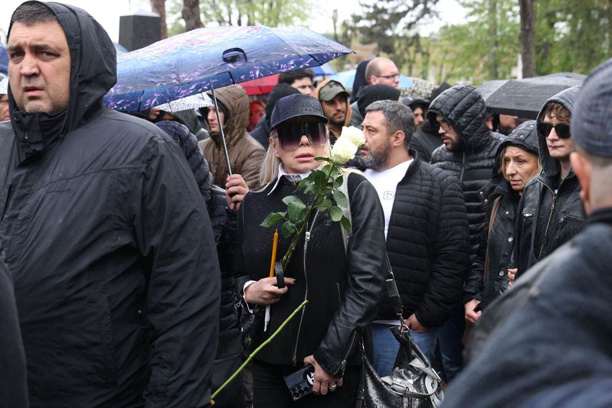 Zorana Pavić u crnini na sahrani Duška Vujoševića | Mondo