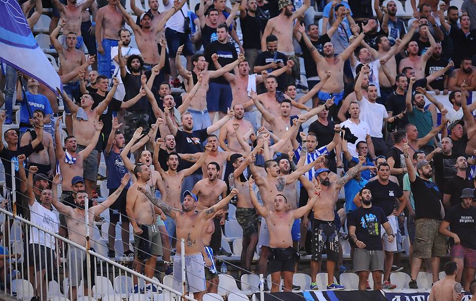 Navijači Varvari budili igrače Cedevite uoči meča sa Budućnosti u ABA ...