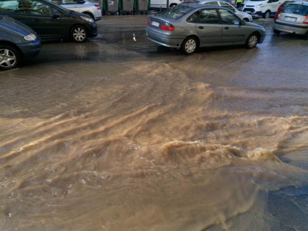 Pukla cev u centru Beograda zašto je pukla cev u centru Beograda | Mondo