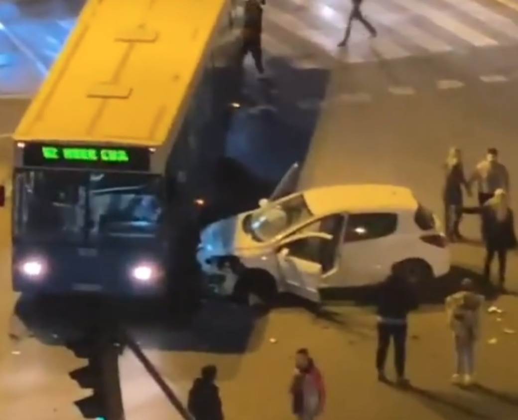 novi sad saobracajna nesreca autobus automobili video | Mondo