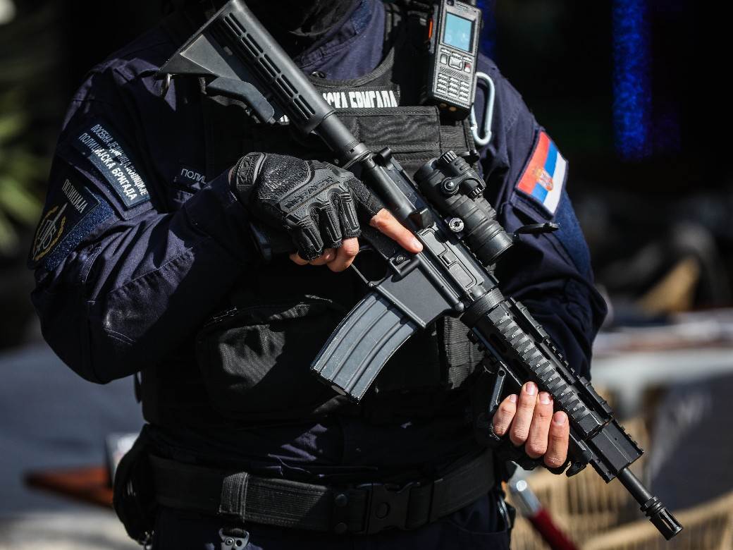 pucnjava u zoni bezbednosti srpski policajci albanci seca drva | Mondo
