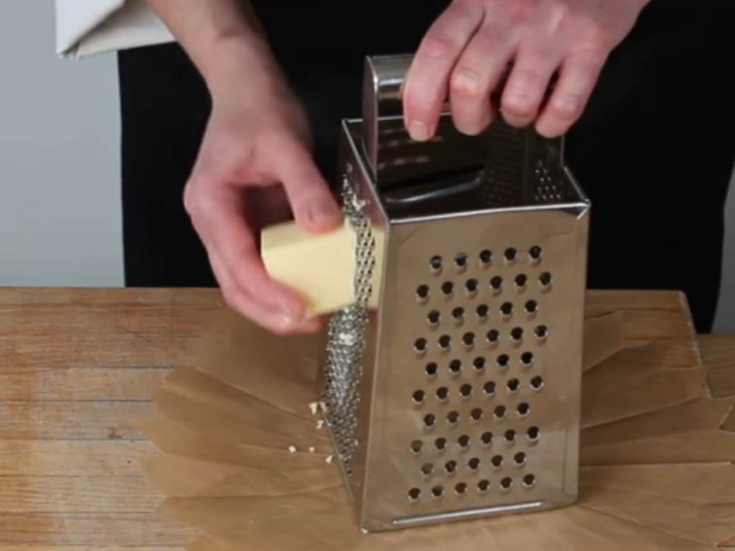 kako se pravilno renda sir trik saveti kuvari | Mondo