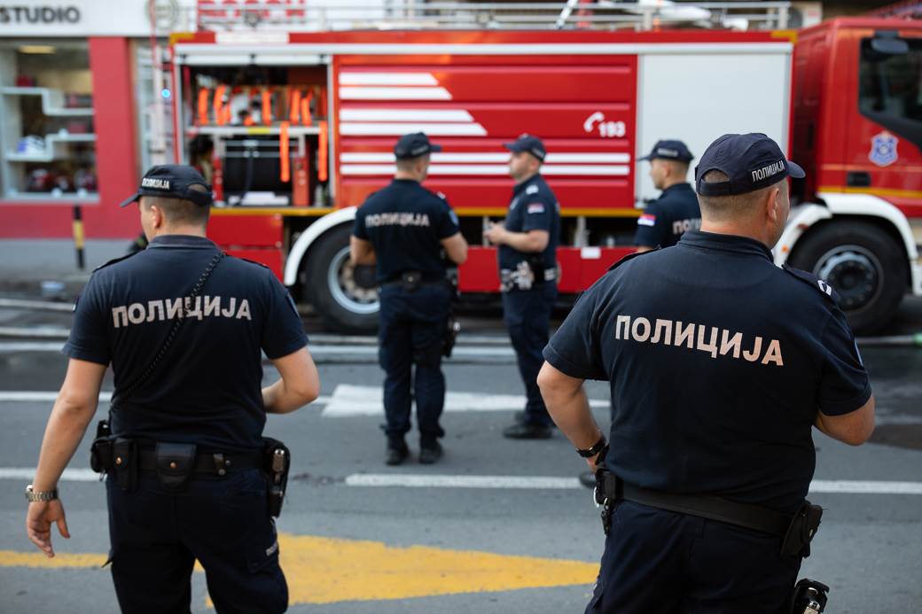 Policajci u Srbiji uskoro sa bradama, tetovažama i pirsinzima | Mondo