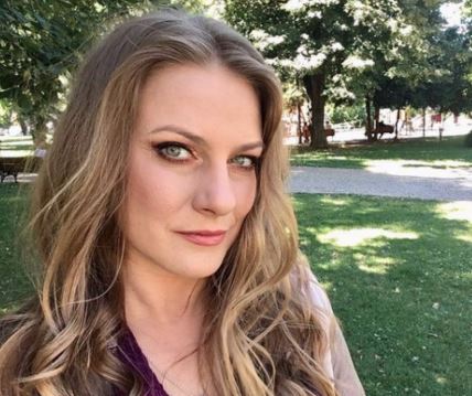 Kako sada izgleda Ana Sakić, Ingrid iz serije Selo gori a baba se ...